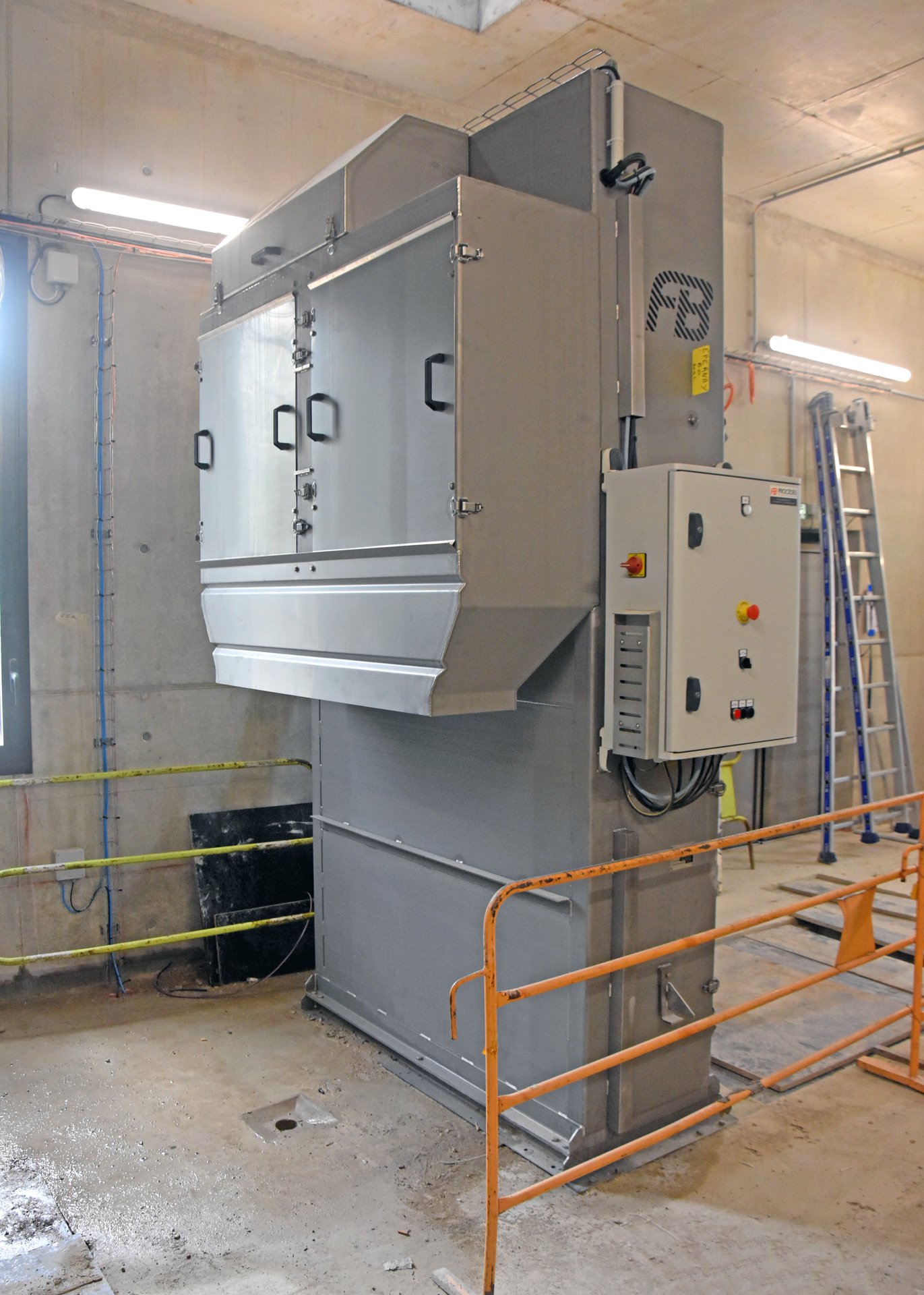A buffer tank and a discharge station equipped with FB bar screens | FB ...